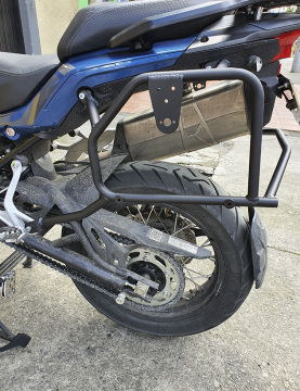 HERRAJE LATERAL BENELLI TRK 502 X – MALETAS BISON